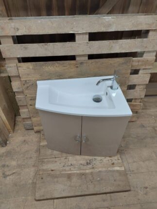 Curved Fronted Floating Sink & Unit