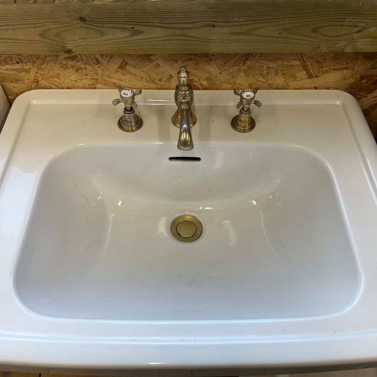 Classic Pedestal Basin